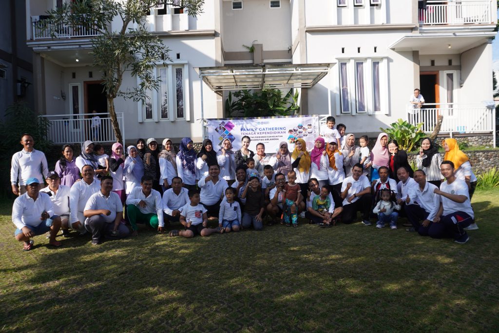 Family Gathering Tenaga Kependidikan FPK UNAIR Tahun 2024 di Villa ...